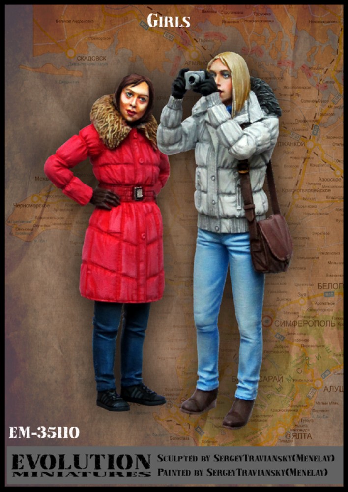 1/35 Civilian Girls / Travellers Holding a Camera (2 figures)