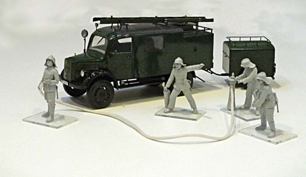 1/35 L1500S LLG Fire Truck with German Firemen (1 Model kit with 4 Figures)