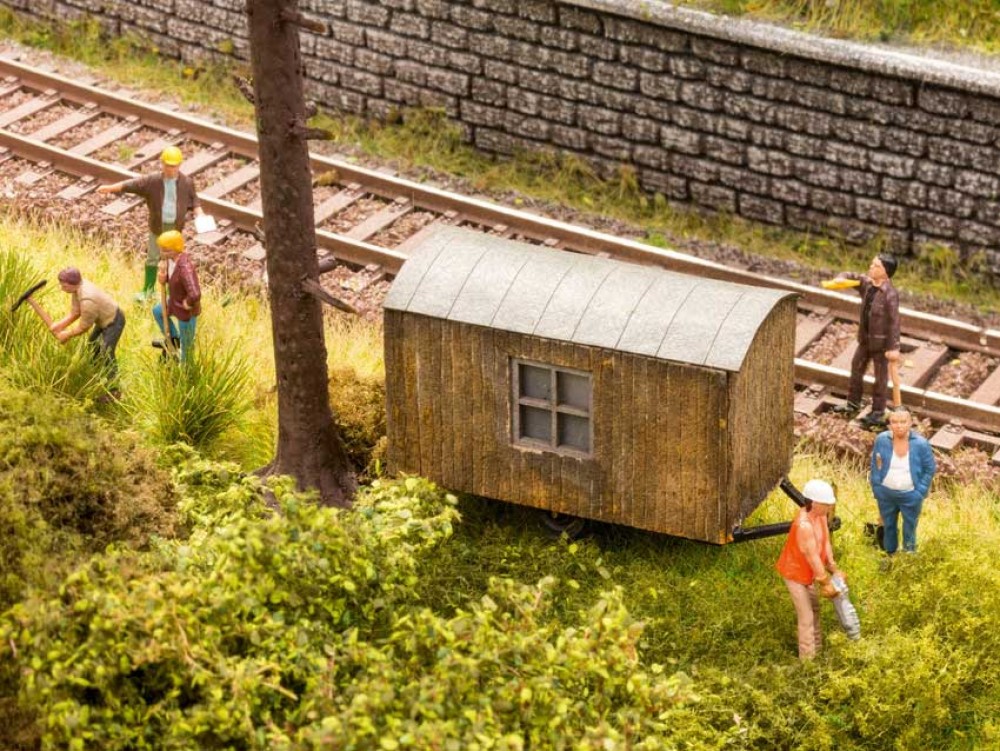 HO Scale Construction Site (building & figures)