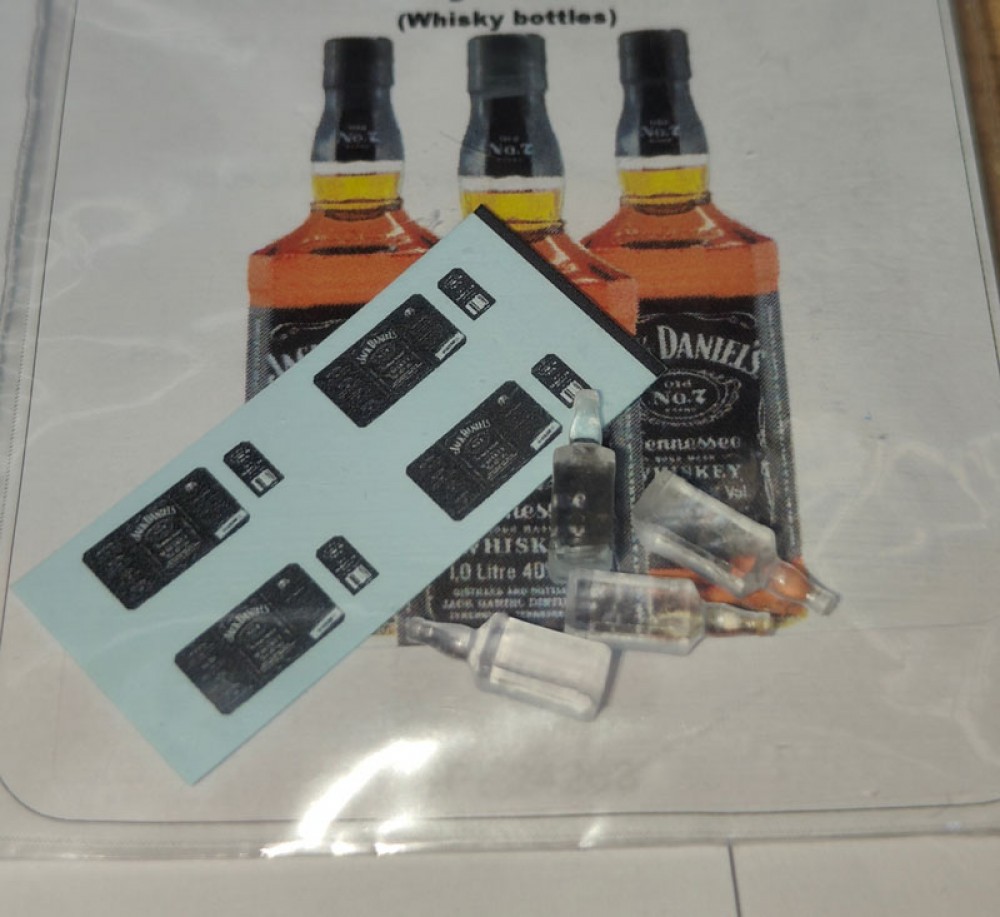 1/24 Whisky Bottles (4pcs) w/Decals