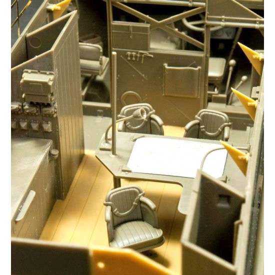 1/35 AEC Armoured Command Vehicle Dorchester ACV